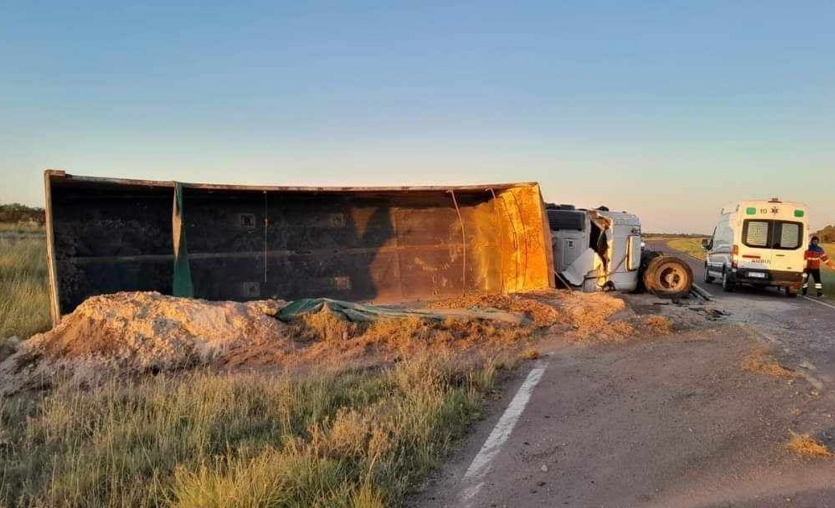 Volcó camión con arena para fracking