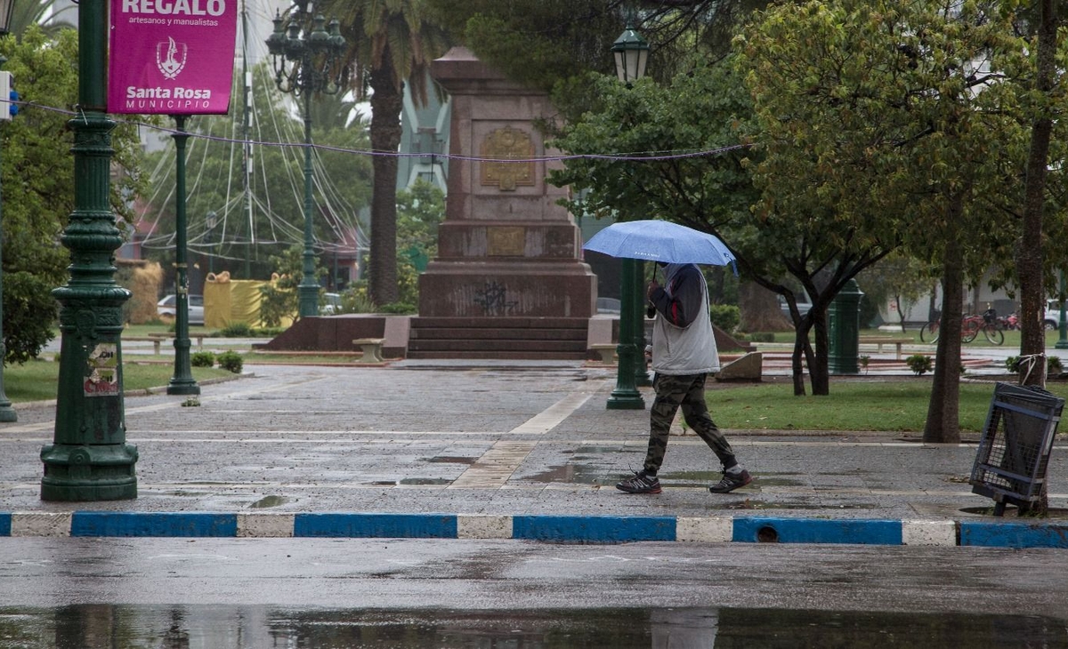 Anuncian chaparrones y fuertes vientos en Santa Rosa