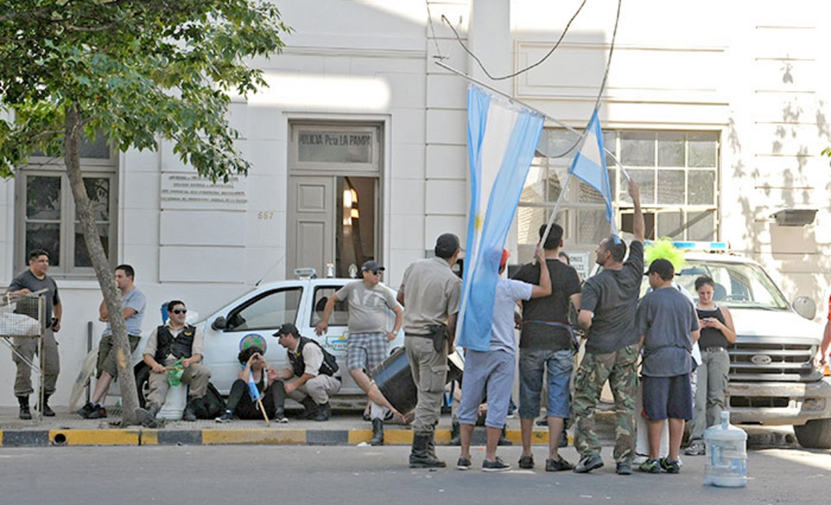El Gobierno provincial exoneró a los policías "sediciosos"