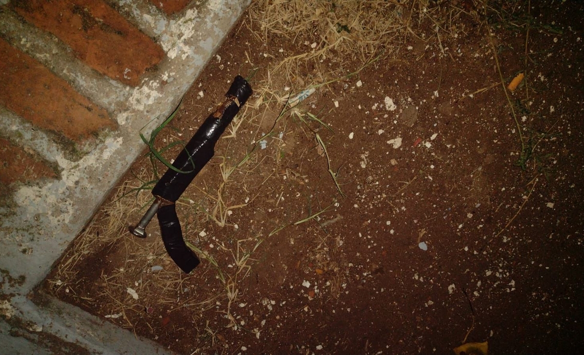 Dispararon un arma "tumbera" y la dejaron en el cantero de una escuela