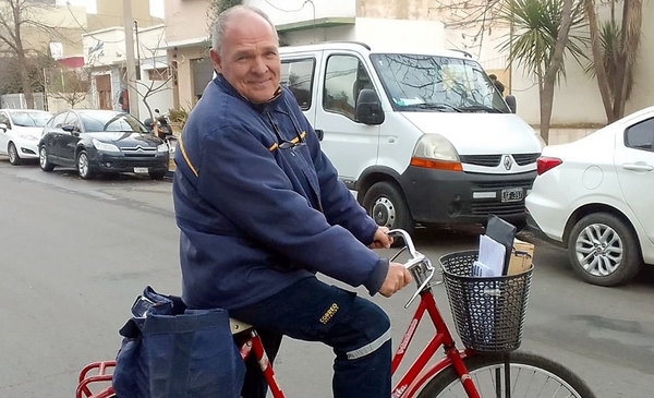 El cartero que resiste los tiempos del mail