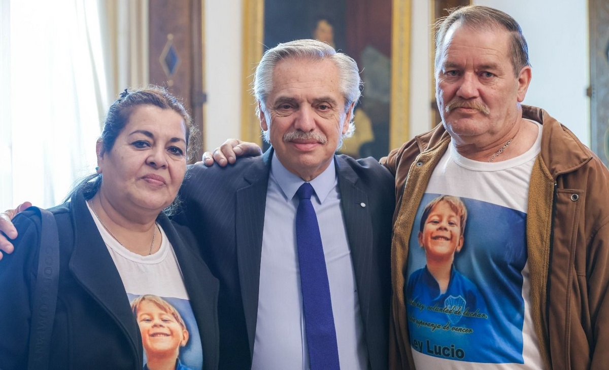 Alberto Fernández Recibió A Los Abuelos De Lucio Dupuy