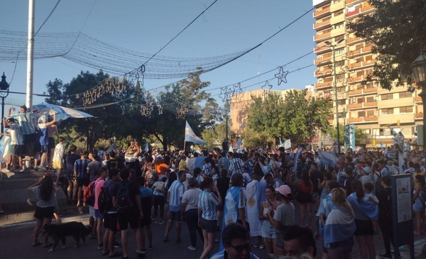 El centro de Santa Rosa se tiñó de celeste y blanco